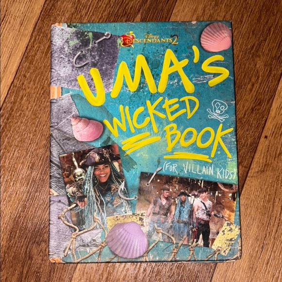 Disney | Other | Disney Descendants 2 Umas Vibrant Adventure Book ...